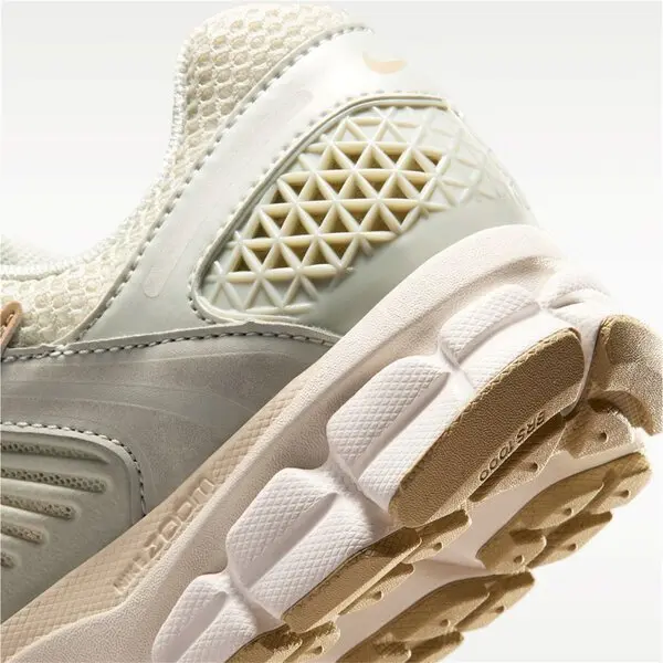 Nike Zoom Vomero 5 Layered Design Sneakers - Nude