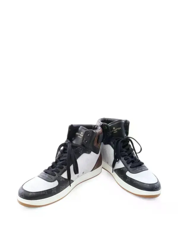 LOUIS VUITTON 2018 Rivoli Monogram Sneakers