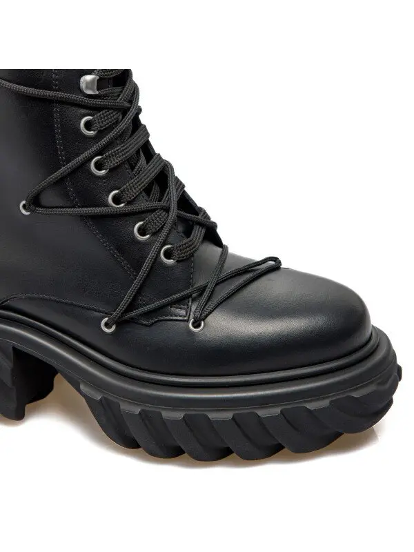 Off-White Round Toe Lace-up Boots