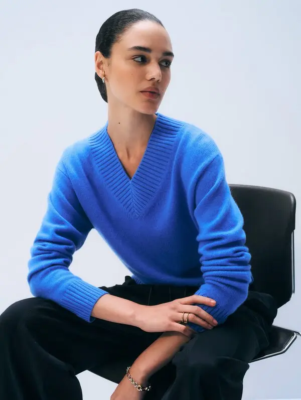 WHITE & WARREN Cashmere Wide Rib Trim V Neck - Blue Canvas