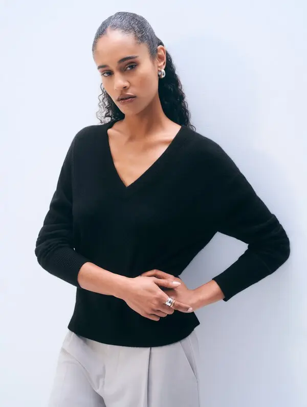 WHITE & WARREN Cashmere V Neck Sweater In Size - Black-
