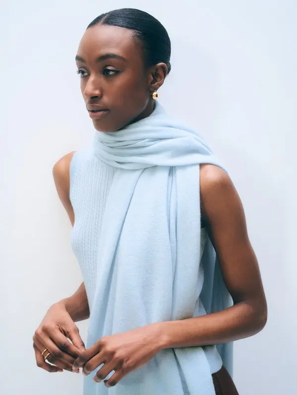 WHITE & WARREN Cashmere Travel Wrap In Size - Blue