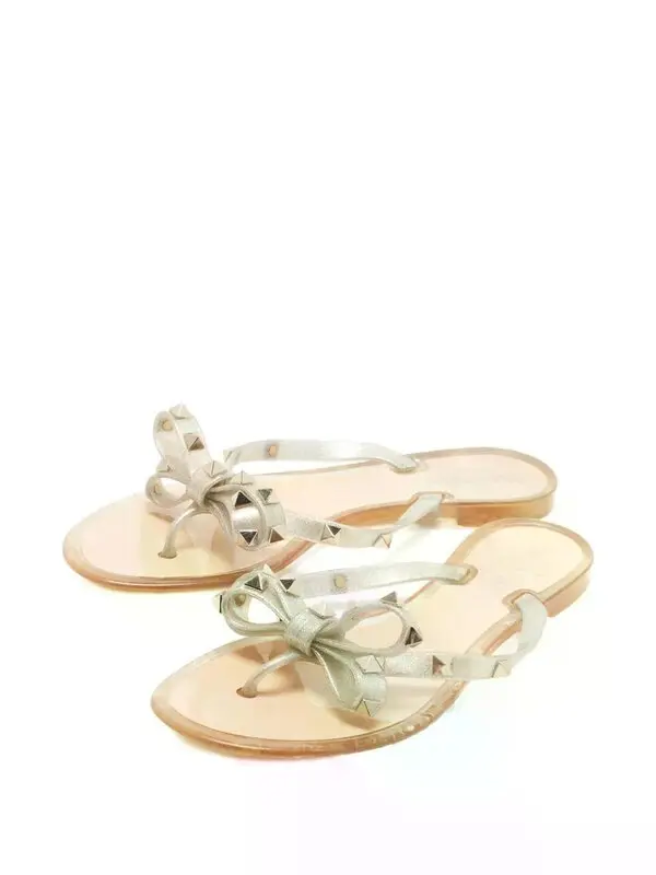 Valentino Garavani Rockstud Bow Embellished Flip Flops - Silver