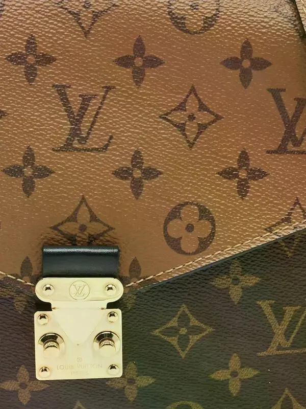 LOUIS VUITTON Pochette Métis Monogram Reverse