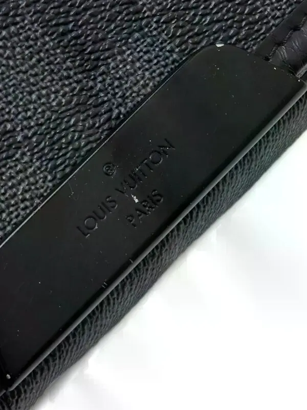 LOUIS VUITTON 2009 Mm District Damier Graphite Messenger Bag - Black