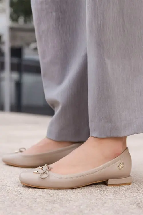 Cavalinho Pebbled Leather Ballet Flats With Bow Detail - Beige