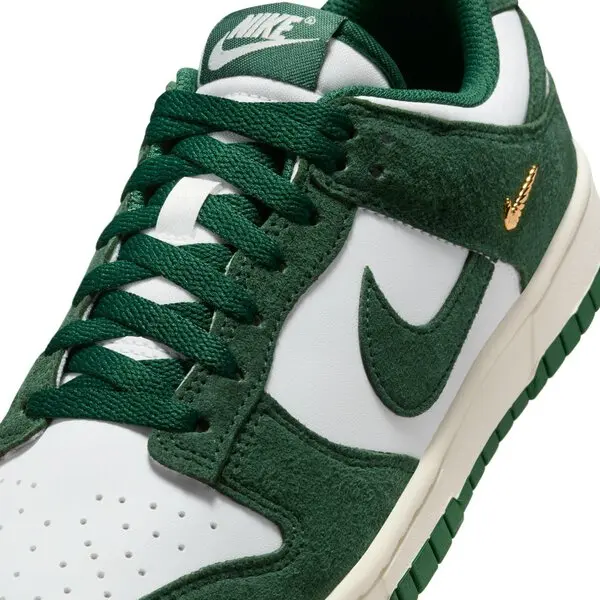 Nike Low Top Sneakers - No