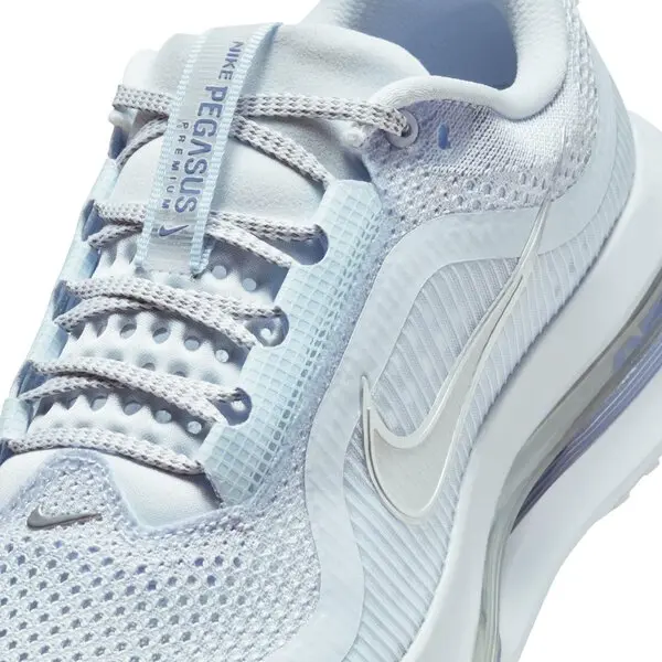 Nike Solid Color Sneakers