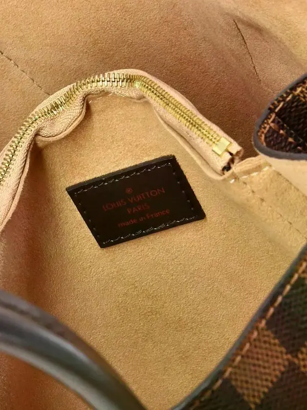 LOUIS VUITTON Kensington Damier Tote Bag