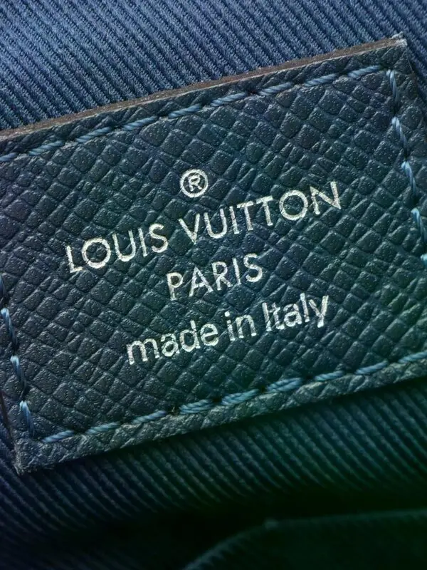 LOUIS VUITTON 2016 Mm Roman Taiga Leather Shoulder Bag
