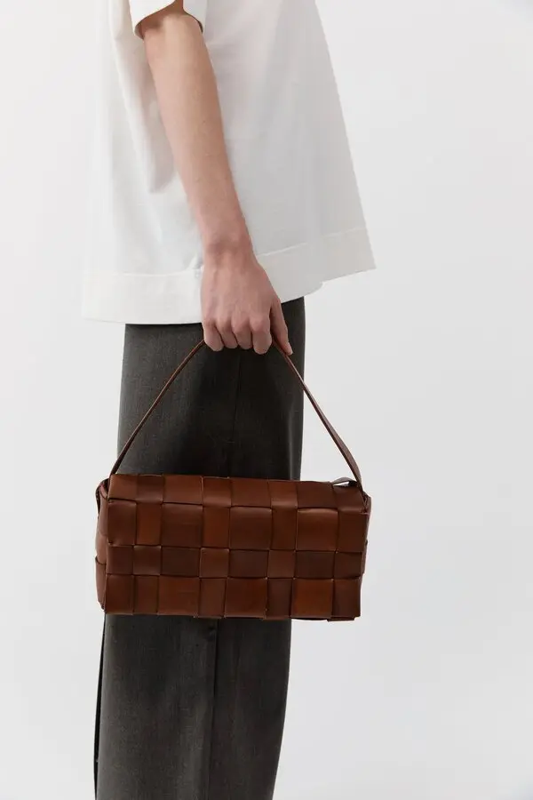 ST. AGNI Woven Envelope Slim Tote