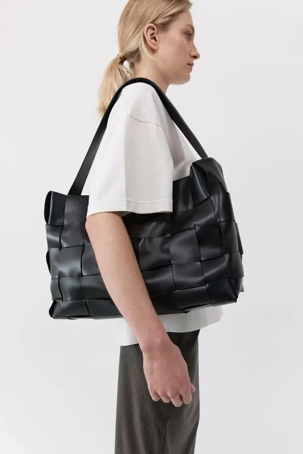 ST. AGNI Woven Large Tote - Black