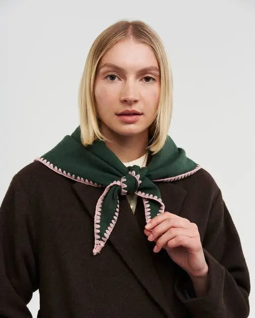 FABLE ENGLAND Hedgehog Embroidered Knitted Triangle Scarf - Dark Green
