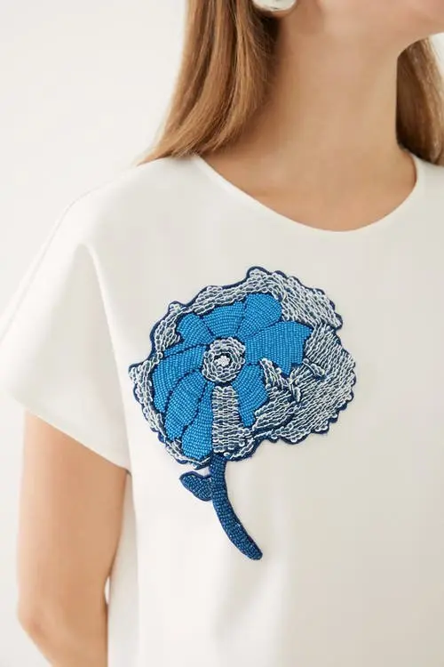 EXQUISE Embroidered Detail Crew Neck T Shirt