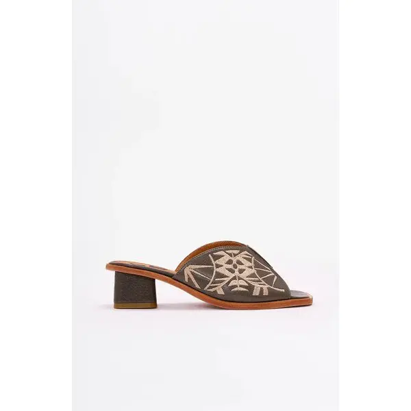 CLARA BARCELO Unconvinced Slide Sandal - Mink
