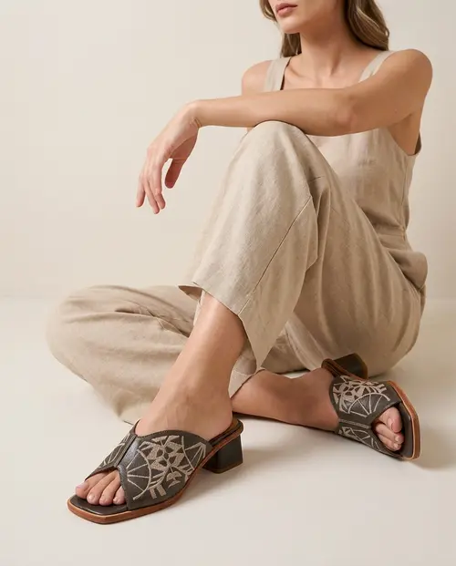 CLARA BARCELO Unconvinced Slide Sandal - Mink