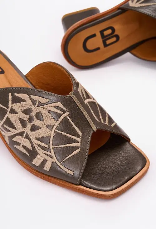CLARA BARCELO Unconvinced Slide Sandal - Mink