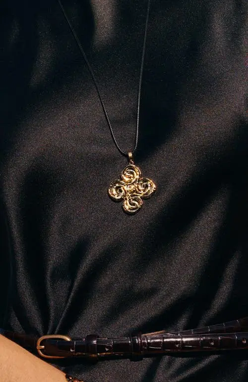 RETRO CHIC Eternal Spiral Pendant Necklace