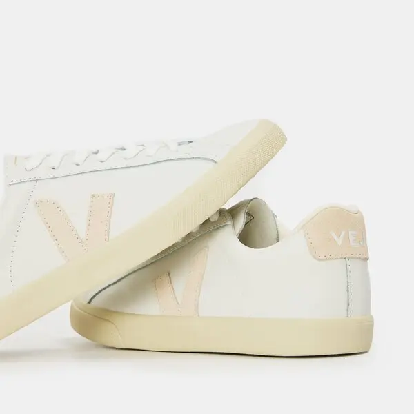 VEJA Leather Lowtop Sneakers - No