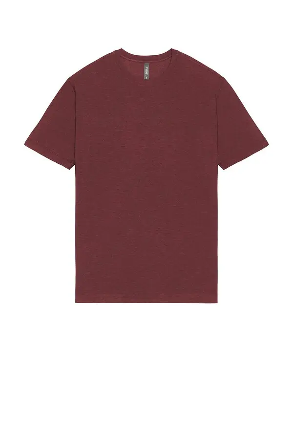 Vuori Strato Tech Tee In Red - Fig Heather