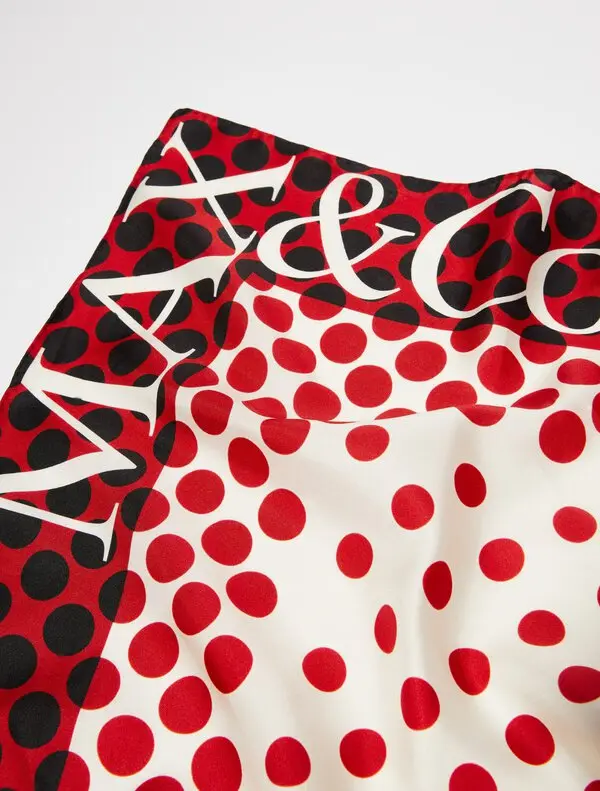 MAXCO. Twill Scarf