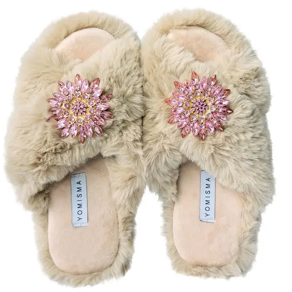 YOMISMA Neutrals Eco Faux Fur Slippers – Recycled Faux Fur + Pink Removable Brooches Beige - Beige/pink
