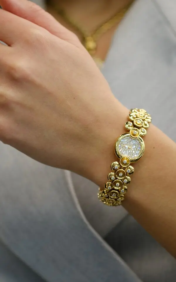 THE BACK VAULT Van Cleef & Arpels 18k Yellow Bouton D'or Medium Model Diamond Dial Watch