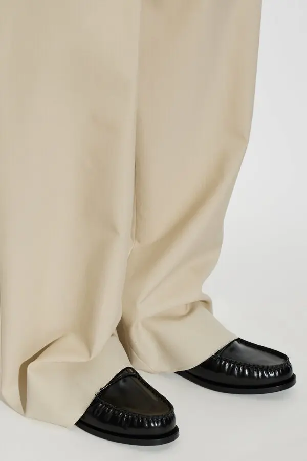 ALOHAS Studded Round-toe Loafers