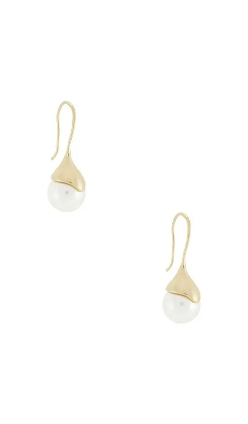 Shashi Tulip Pearl Earring