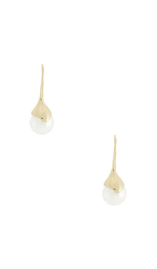 Shashi Tulip Pearl Earring
