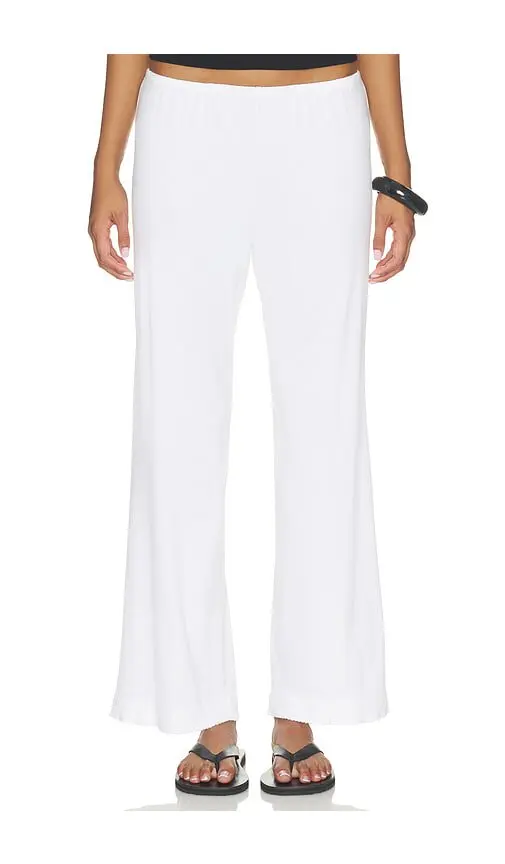 Donni. The Baby Rib Scallop Simple Pant In White - Powder