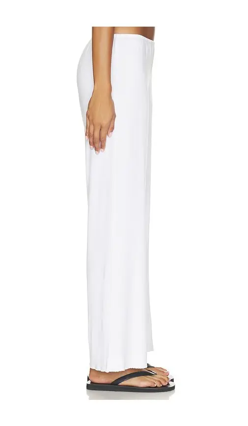 Donni. The Baby Rib Scallop Simple Pant In White