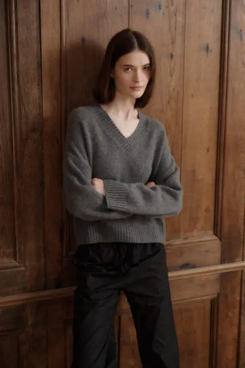VIR VITA Filippa V-neck Cashmere Sweater - Stone Grey