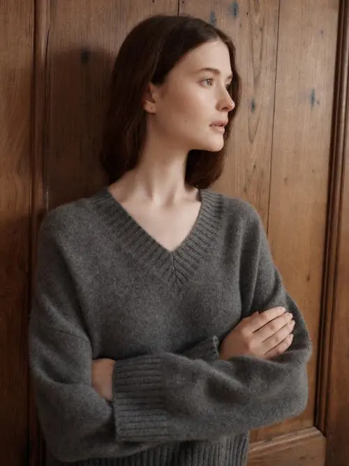 VIR VITA Filippa V-neck Cashmere Sweater - Stone Grey