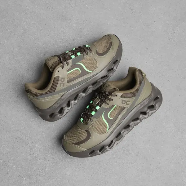 On Cloudtilt Arc Sneaker - Bark/sable