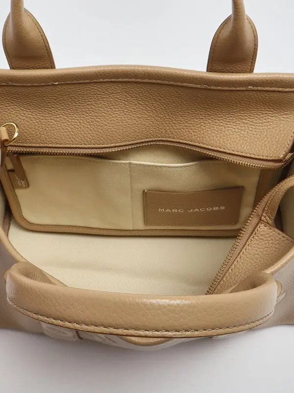 Marc Jacobs The Medium Tote Bag In Grained Leather With Printed Logo - Camel