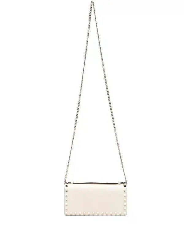 Valentino Garavani Rockstud Wallet With Chain In Grainy Calfskin - Neutrals