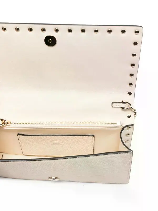 Valentino Garavani Rockstud Wallet With Chain In Grainy Calfskin - Neutrals
