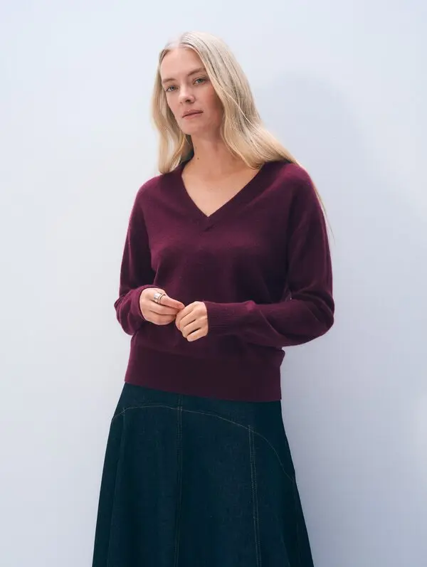 WHITE & WARREN Cashmere V Neck Sweater In Size - Sangria