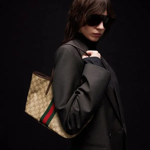 Gucci Essence Gg Canvas Tote Handbag With Two Top Handles And Automatic Button Closure, 25x19x11.5 Cm - Beige