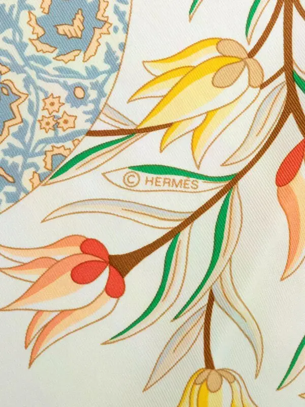 Hermès 2000-2026 Fleurs Et Papillons De Tissus Silk Scarf 90 Scarves - Multicolour