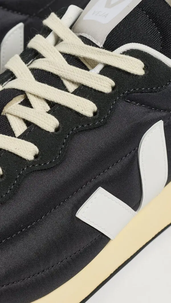 VEJA Belem Sneakers - Black/white