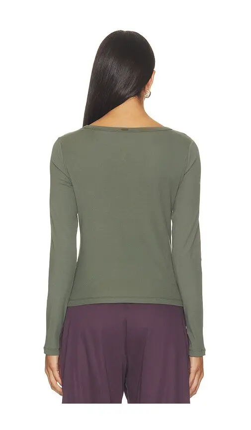 Vuori Longsleeve Pose Subtle Scoop Top In Olive