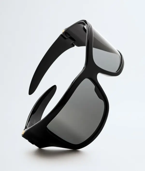 Bottega Veneta Intrecciato Wraparound Sunglasses - Black/gray