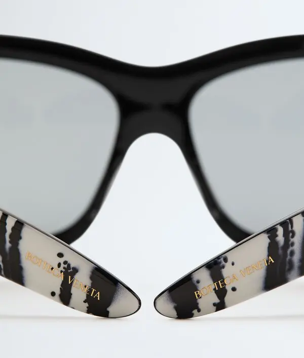 Bottega Veneta Intrecciato Wraparound Sunglasses - Black/gray