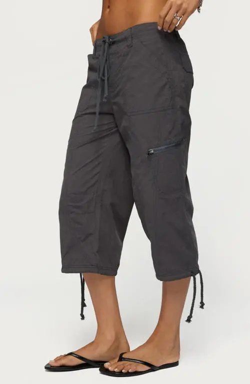 EDIKTED Lility Cargo Capri Pants