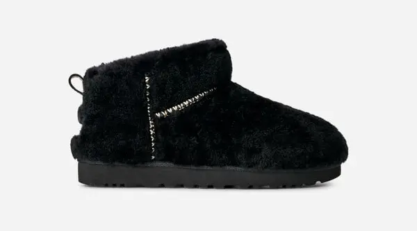 UGG Classic Ultra Mini Fluffed Sheepskin - Black