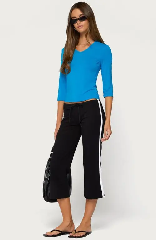 EDIKTED Toralei Three-quarter Sleeve V-neck T-shirt