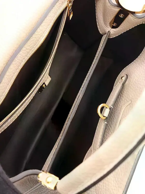 LOUIS VUITTON 2017 Taurillon Capucines Pm Satchel