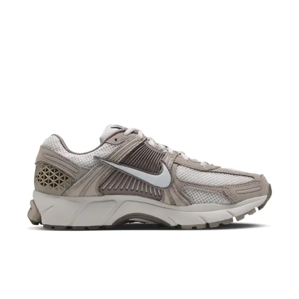 Nike Zoom Vomero Shoes With Reflective Accents - Grey